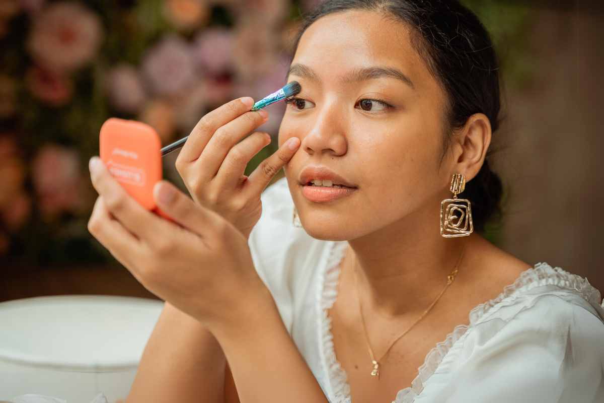 How to Achieve a Professional Blended Finish with Eyeshadow
