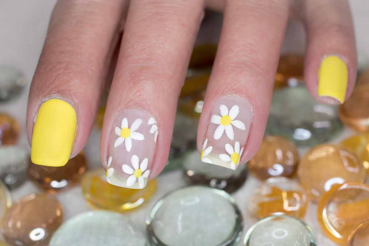 How to Design Elegant Daisy Nails for Early Spring Events