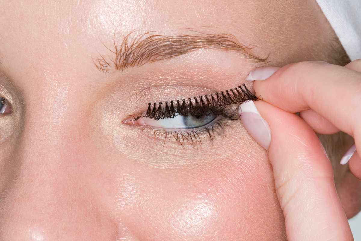 Achieve a Natural Look: Tips for Applying False Eyelashes