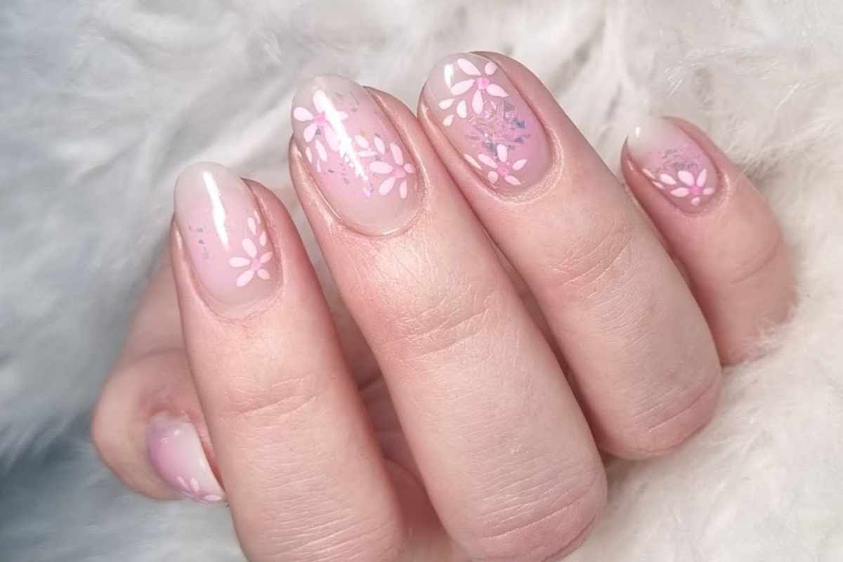 How to Make Beautiful Blush Nails with Simple Flowers