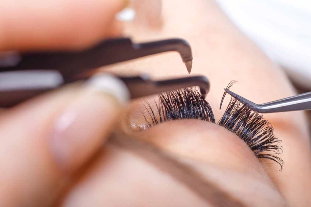 The Ultimate Guide to Applying Lash Clusters for DIY Extensions