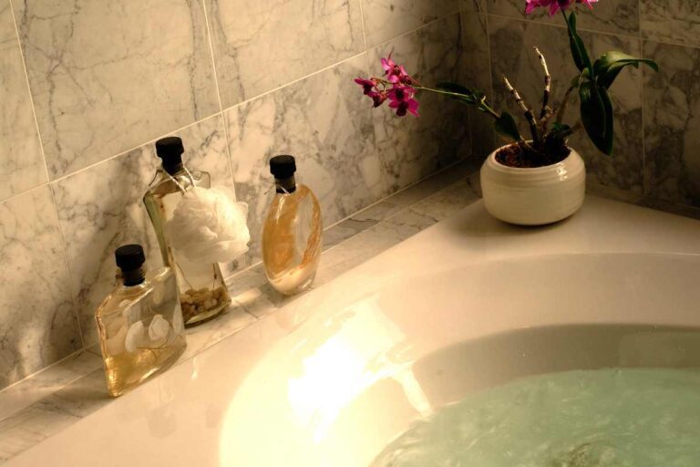 The Best Bath Oils for Relaxation and Skin Nourishment