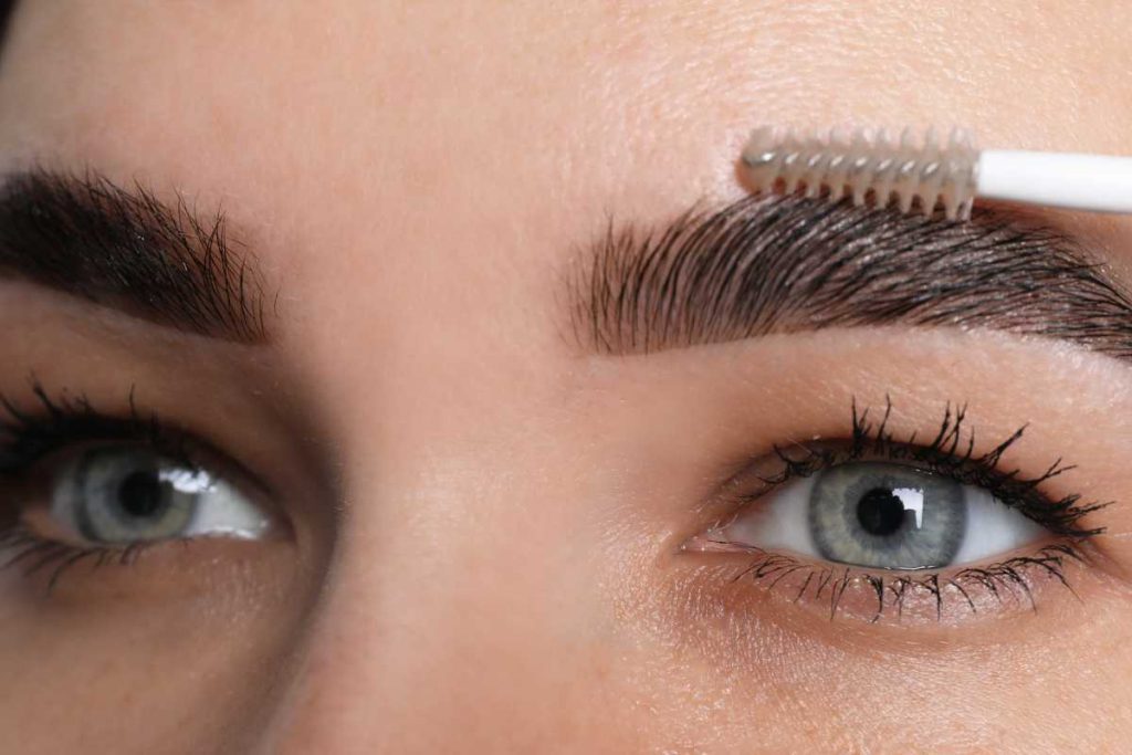 How to Maintain Eyebrows Without Over-Plucking